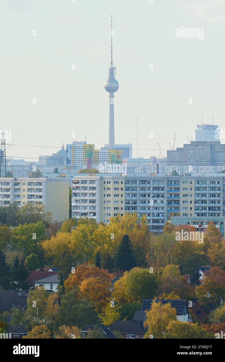 Berlin im Herbstwetter Die berliner Skyline im Herbst mit dem ...