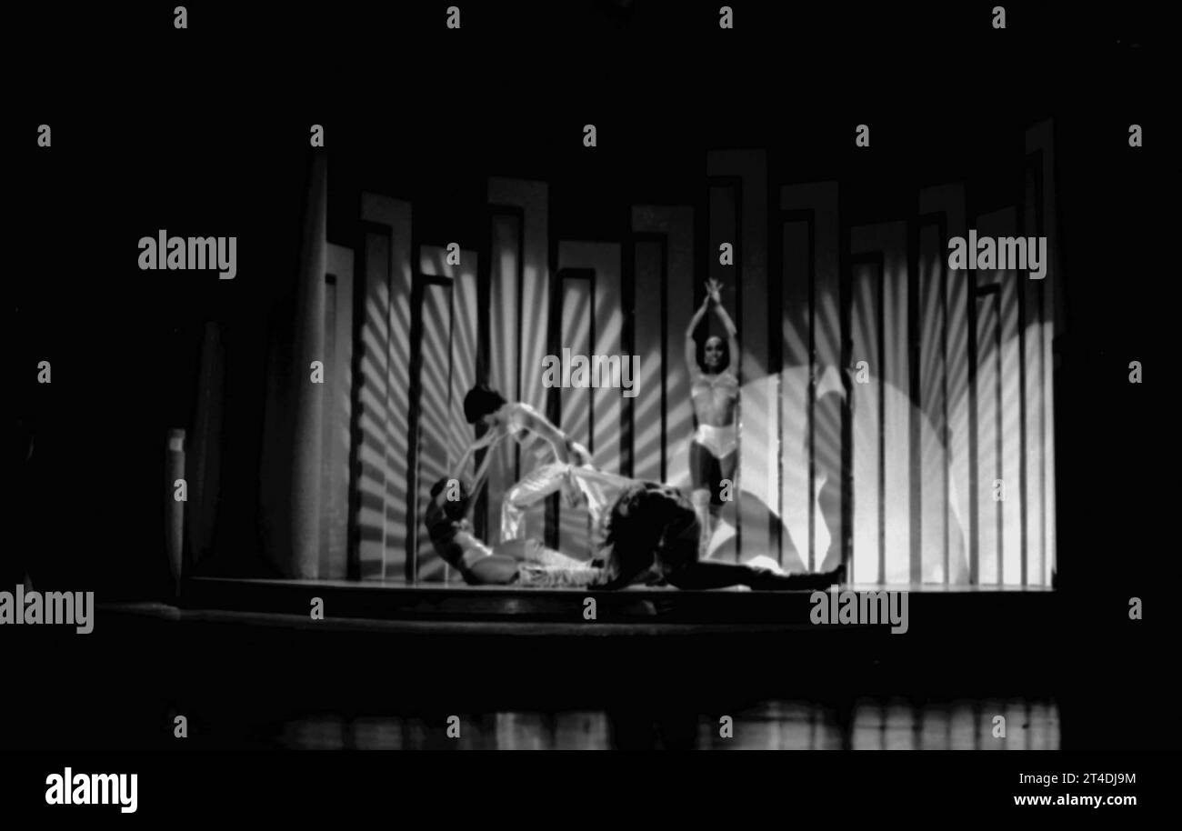 Solid gold dancers hi-res stock photography and images - Alamy