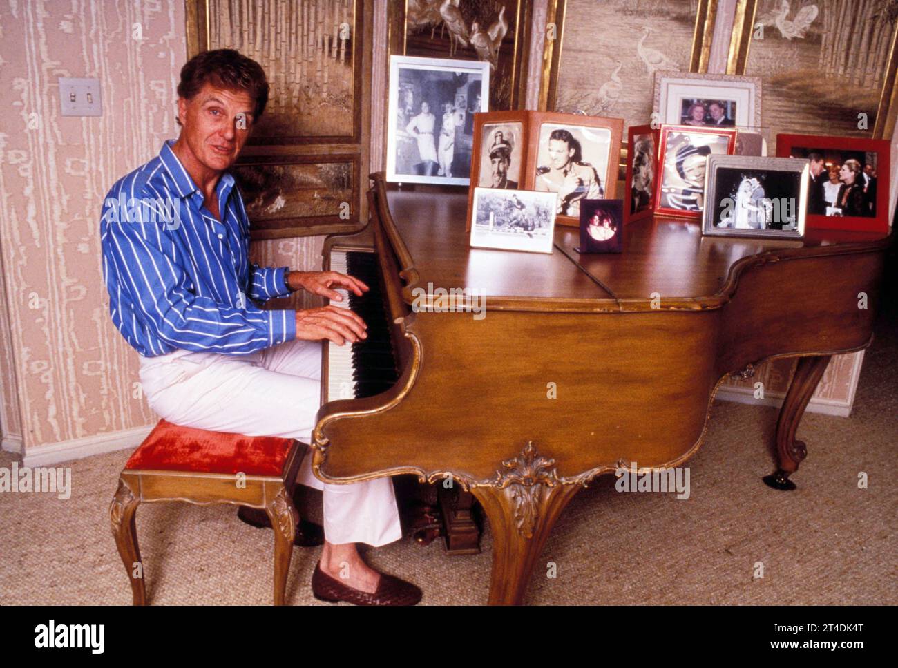 Robert stack portrait hi-res stock photography and images - Alamy