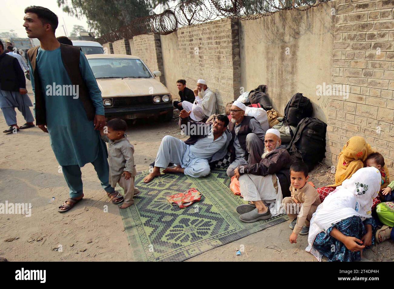 Afghan families gather at a United Nations High Commissioner for ...