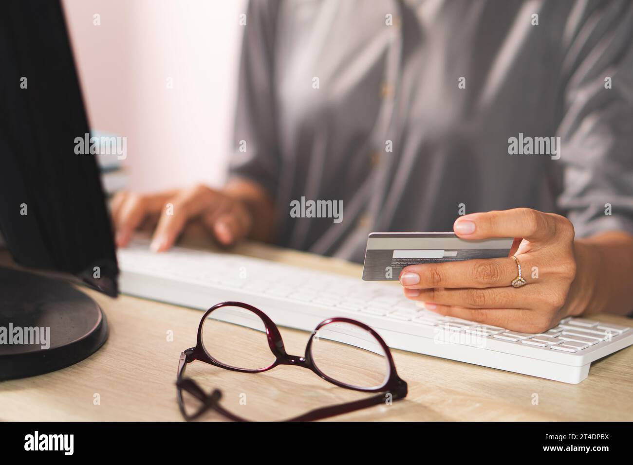 Using credit cards hi-res stock photography and images - Alamy