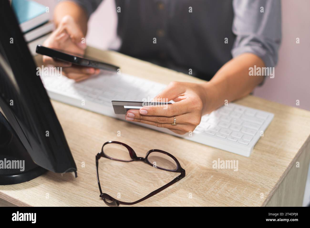 Business woman hand use credit cards Stock Photo - Alamy