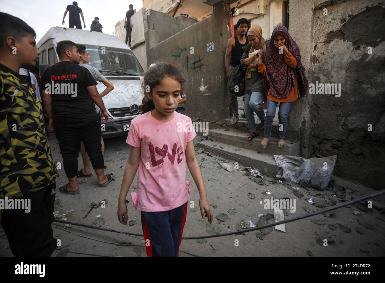 Rafah, Gaza. 30th Oct, 2023. Women an children flee following an ...