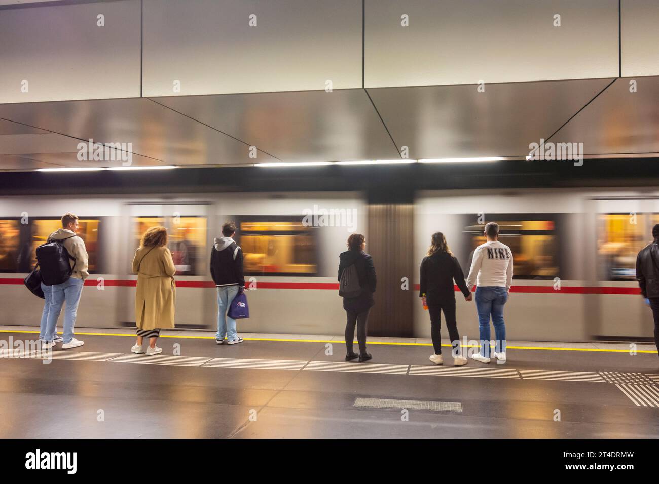 Vienna: people waiting for subway line U1, arriving train, station ...