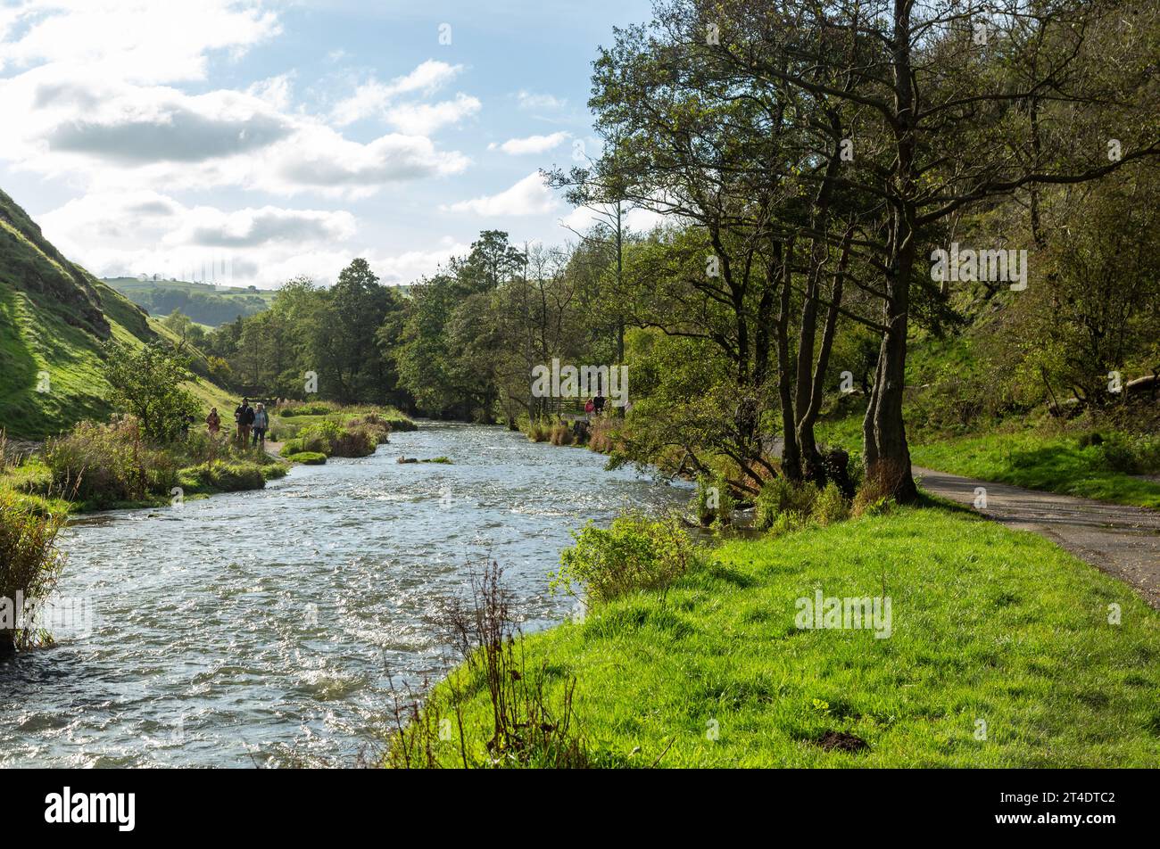 The River Dove in the picturesque Dovedale valley, Peak District ...