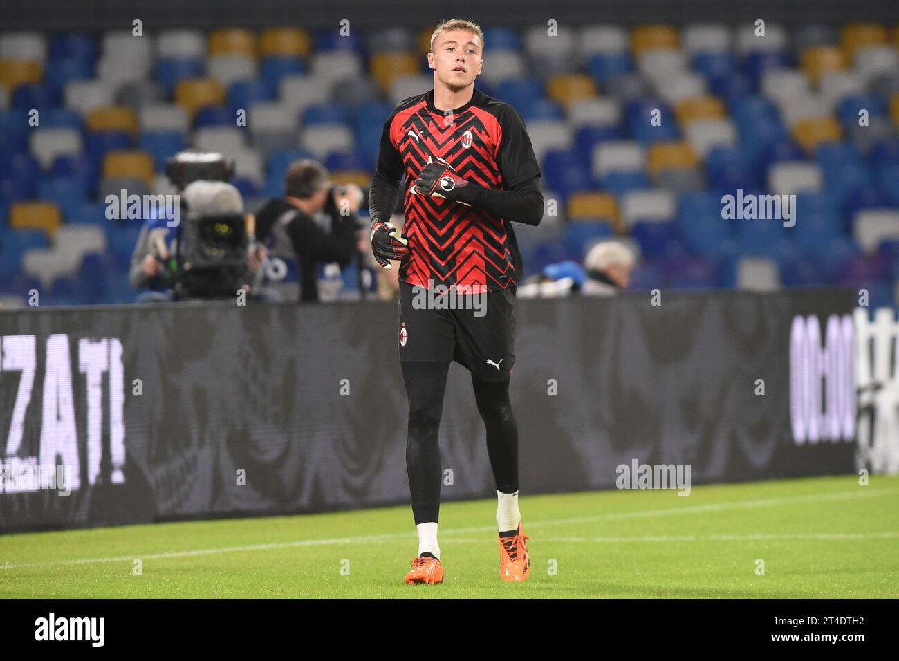Naples, Italy. 29 Oct, 2023. Lapo Nava of AC Milan warms up before the ...