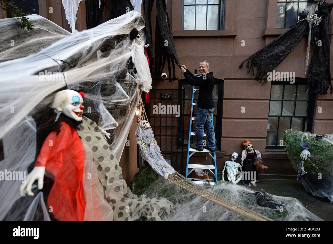 New York, USA. 08th Oct, 2023. Homeowner Dr. Nathaniel Tindel decorates ...