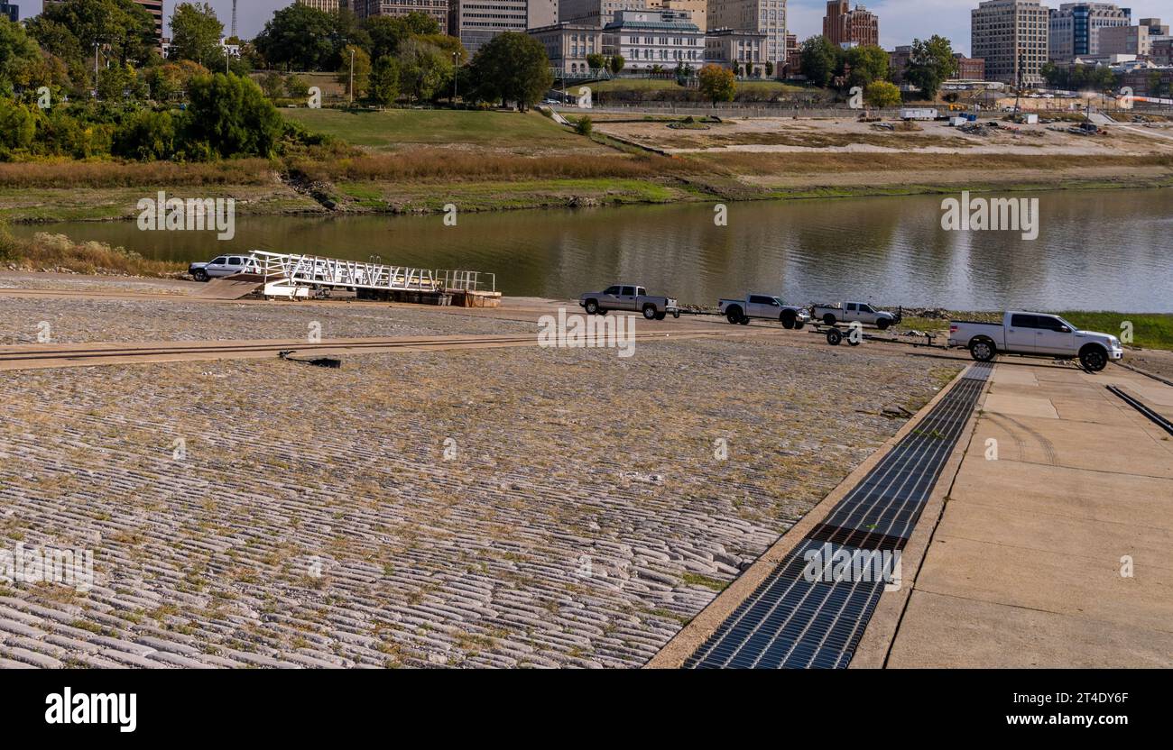 Extreme low water conditions Wold river alongside Mud Island marina in ...