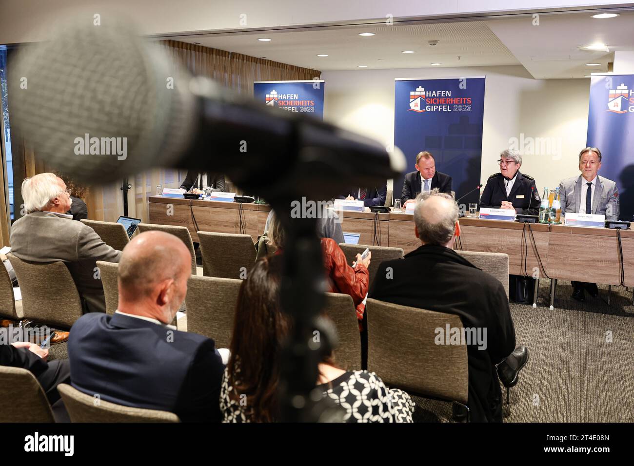 30 October 2023, Hamburg: Andy Grote (l-r), Senator of the Hamburg ...