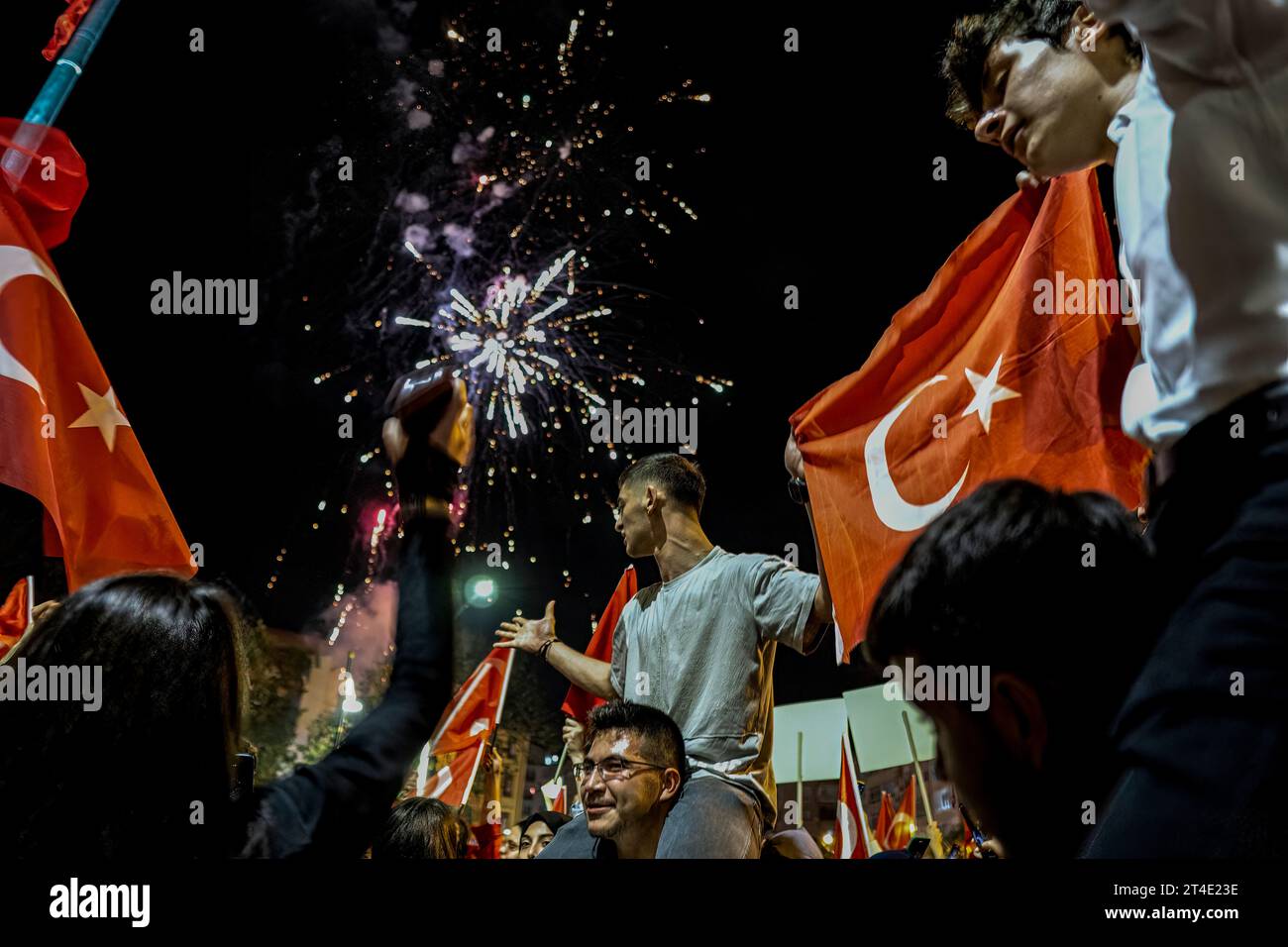 People singing anthems hi-res stock photography and images - Alamy
