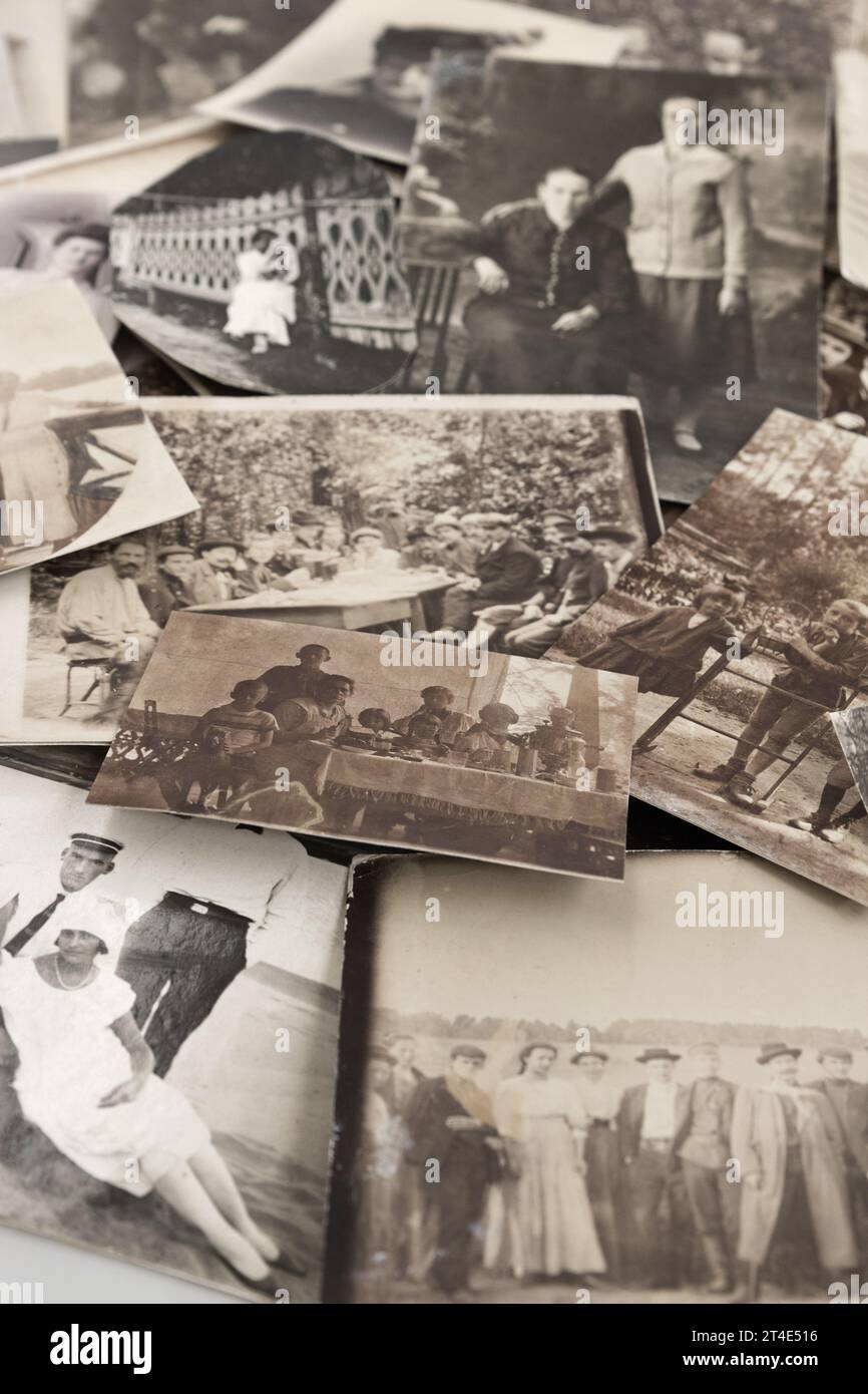 Stack of old photos vintage hi-res stock photography and images - Alamy