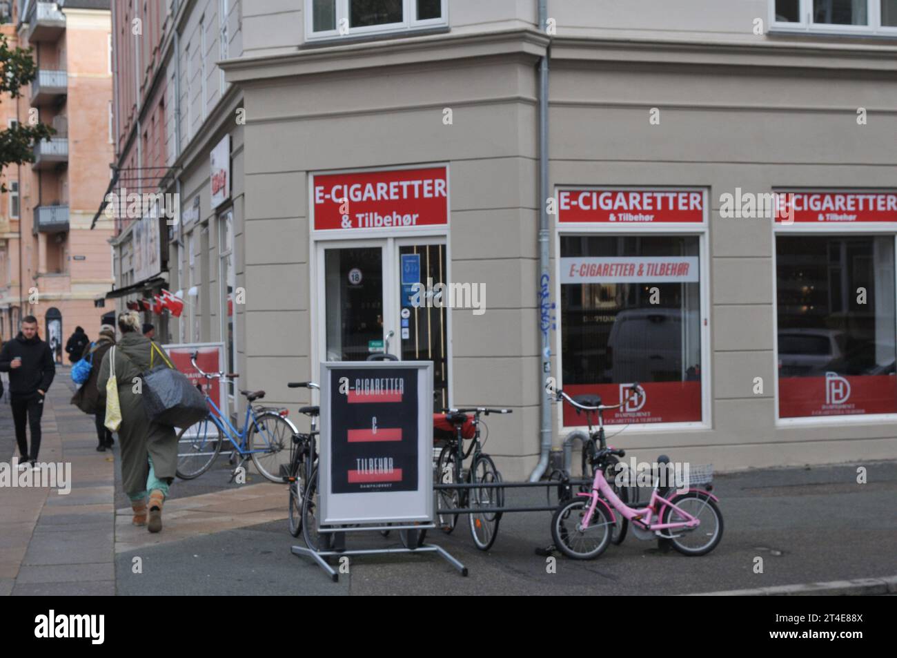 E cigaretter hi-res stock photography and images - Alamy