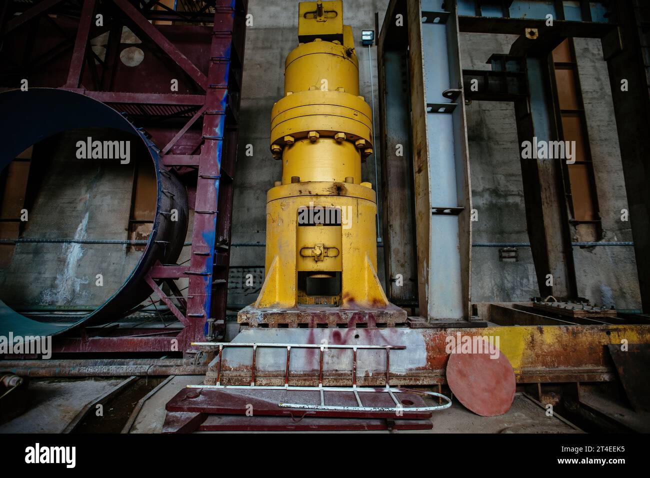 Hydraulic outlet cylinders in water distribution device in ...