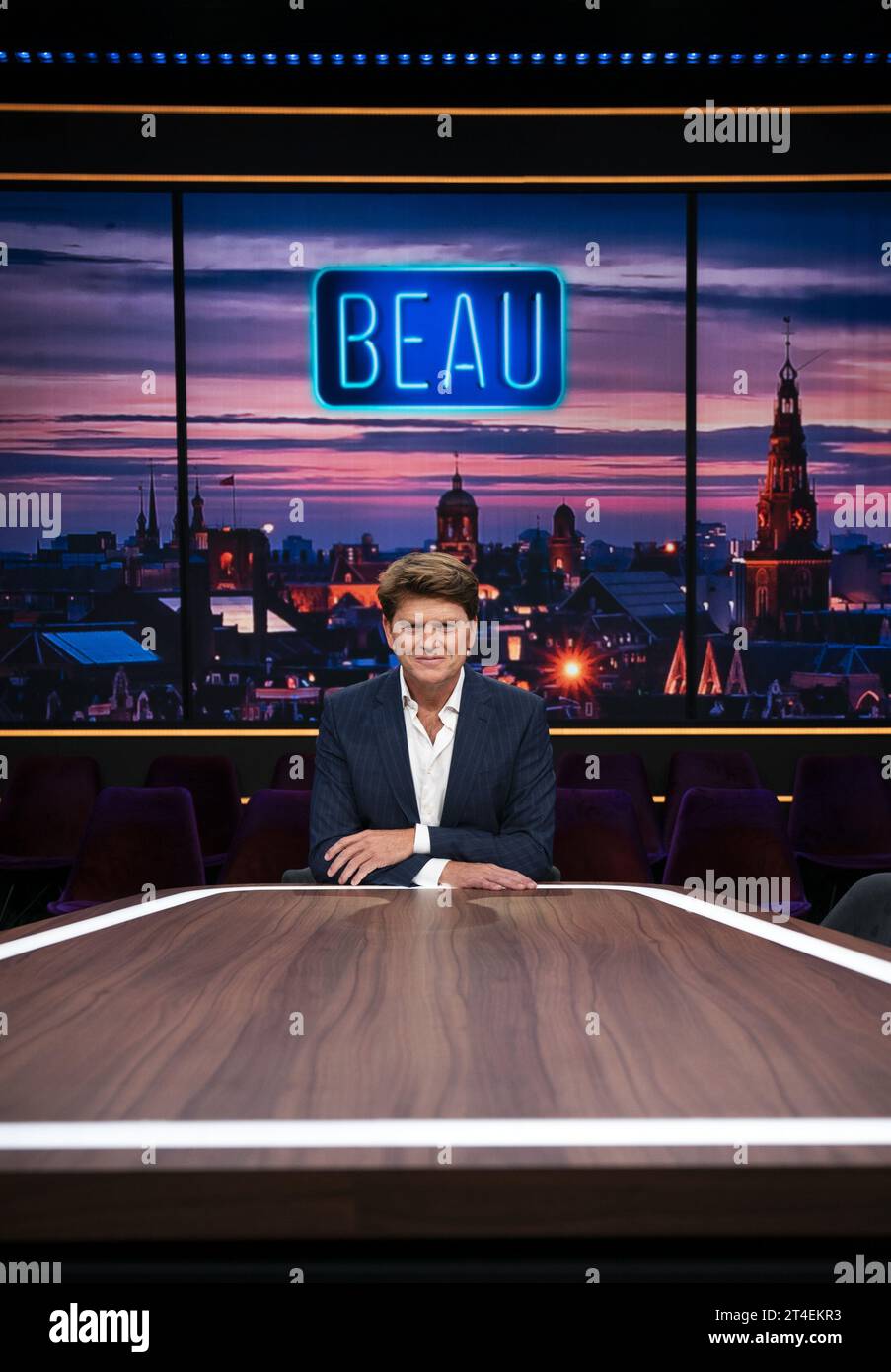 New tv presenter daily hi-res stock photography and images - Alamy