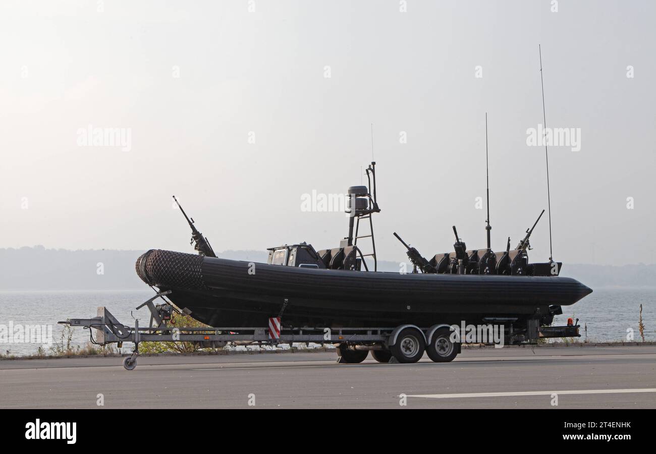 Ein Festrumpfschlauchboot RHIB Rigid Hull Inflatable Boat des Kommando ...