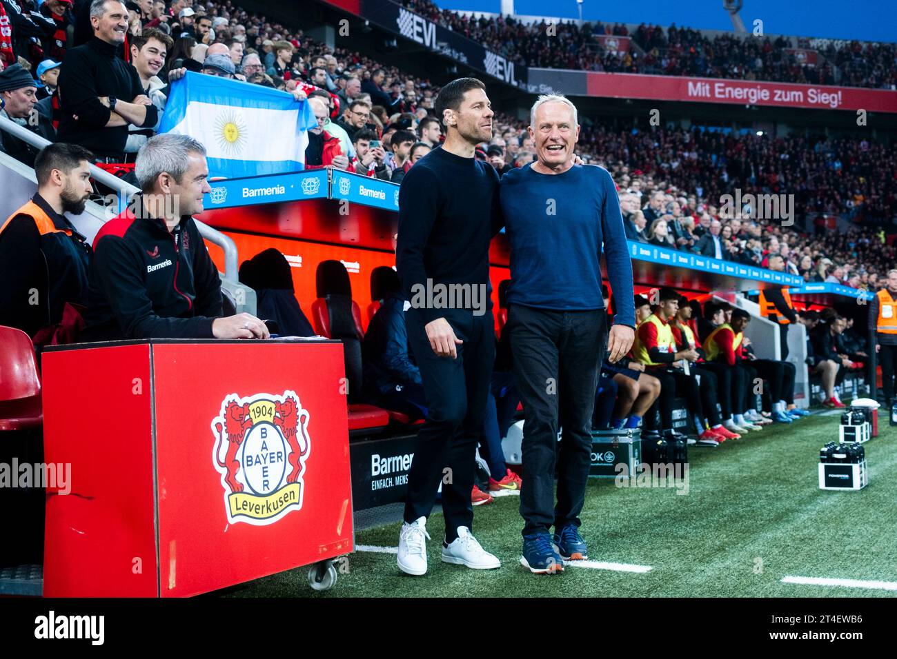 Leverkusen, Bayarena, 29.10.23: Shake Hands zwischen Trainer Xabi ...