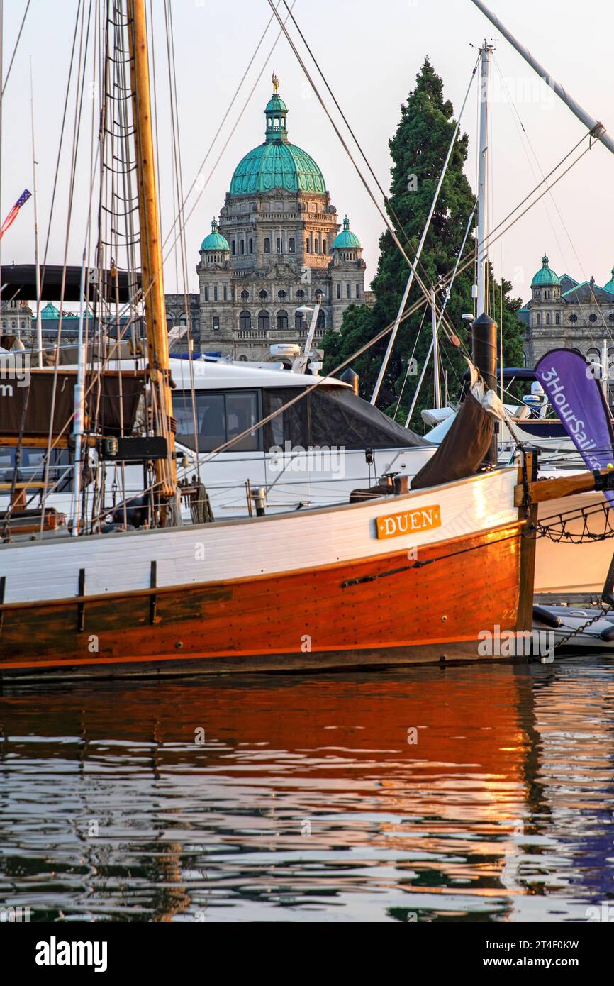 Boats in Victoria's Inner Harbour with the British Columbia Parliament ...