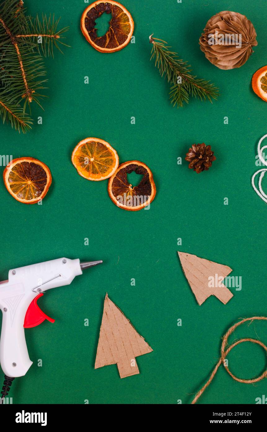 process creating crafts for christmas from cardboard and yarn ...