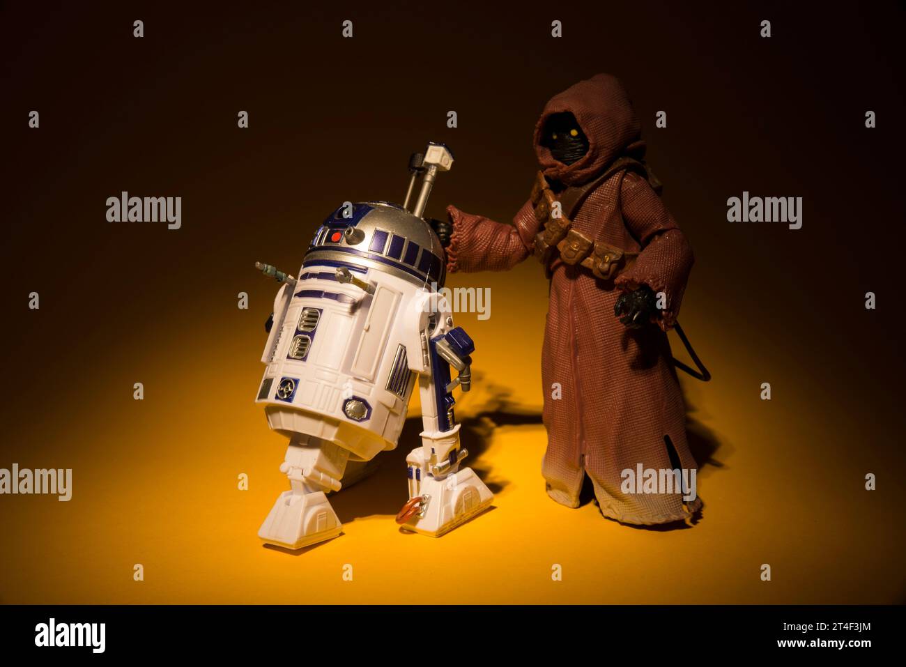 R2-D2 being sold by a Jawa Stock Photo - Alamy