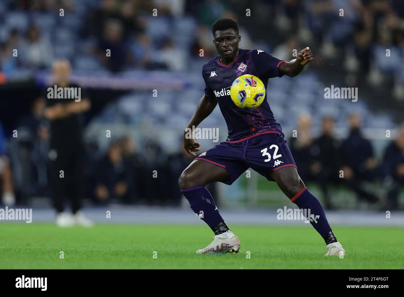 Fiorentina's Sierra Leonean midfielder Alfred Duncan controls the ball ...