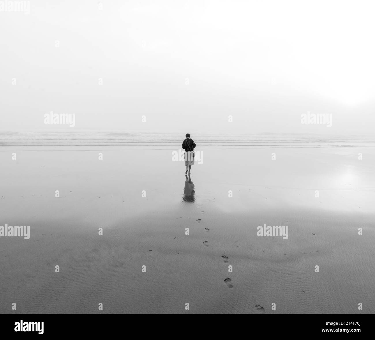 Mirror water woman Black and White Stock Photos & Images - Alamy