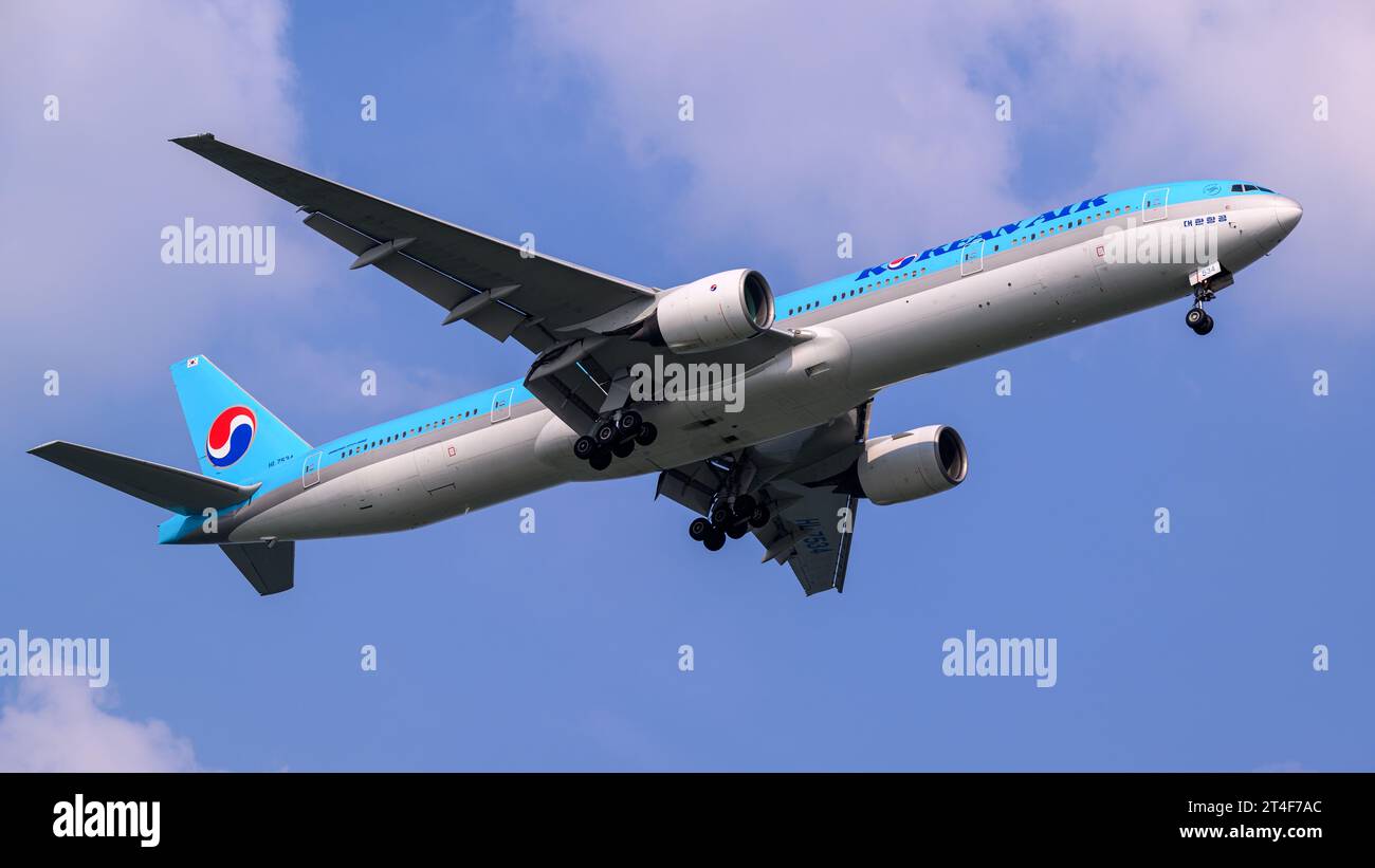 Korean Air Boeing 777-300 on a sunny day landing at Singapore Changi ...
