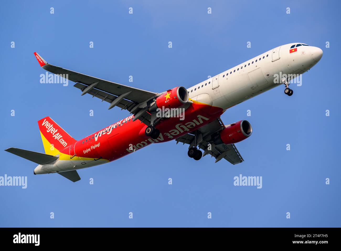 Viet Jet Airbus A321-200 on a sunny day landing at Singapore Changi ...