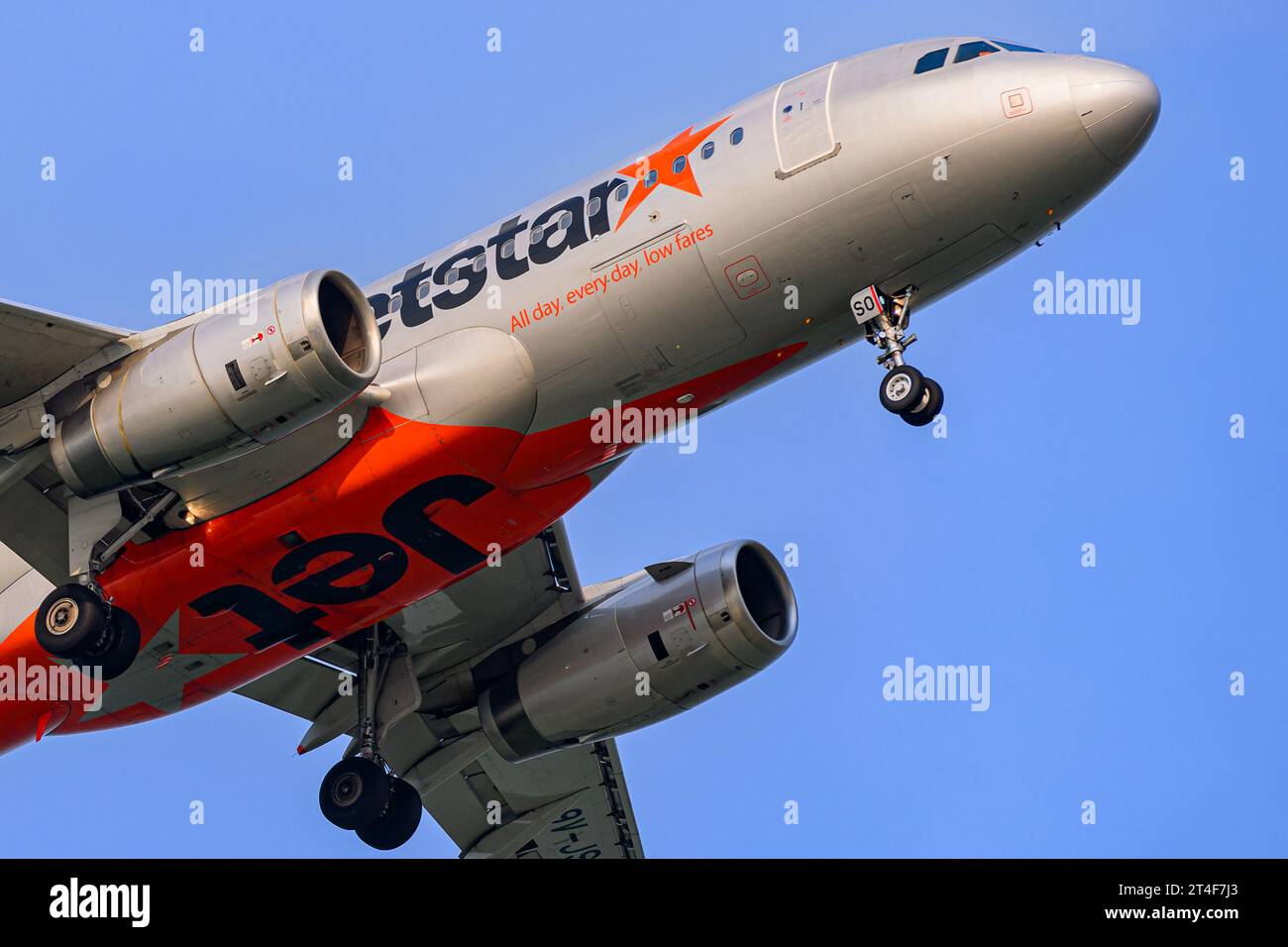 Jetstar Asia Airbus A320-200 on a sunny day landing at Singapore Changi ...