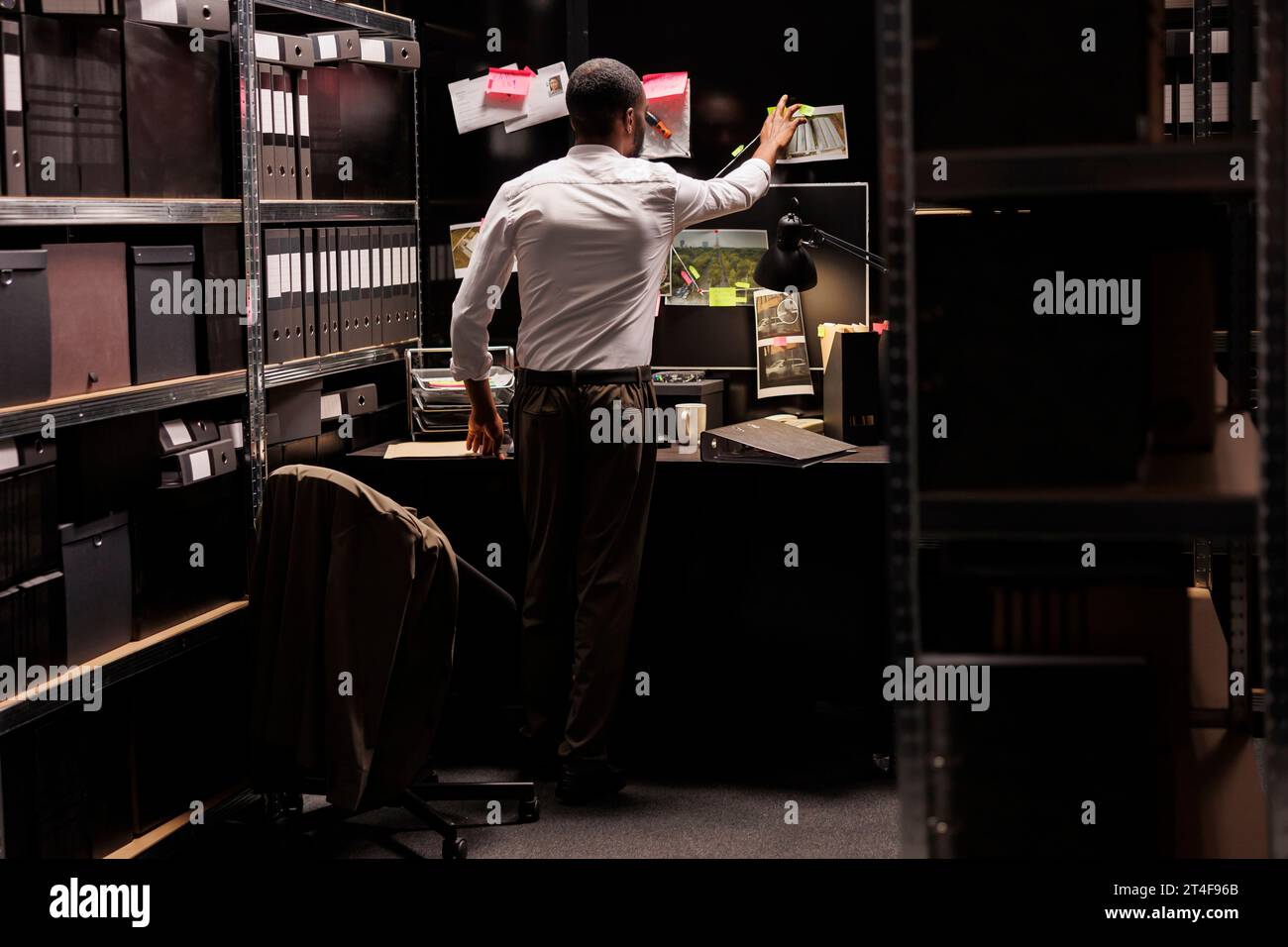 Private investigator putting crime case photo on detective board ...