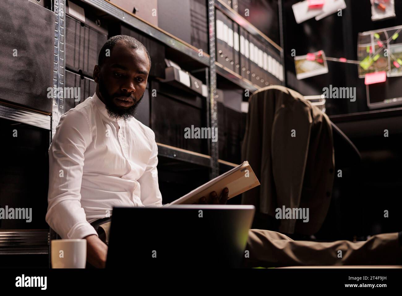 Man computer detective reading hi-res stock photography and images - Alamy