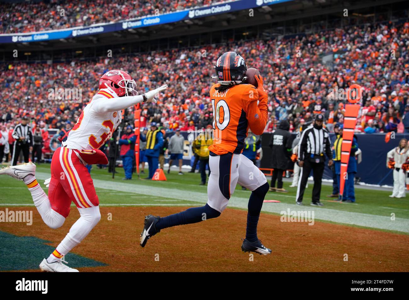 Denver Broncos wide receiver Jerry Jeudy (10)pullsin a pass for a touchdown as Kansas City ...