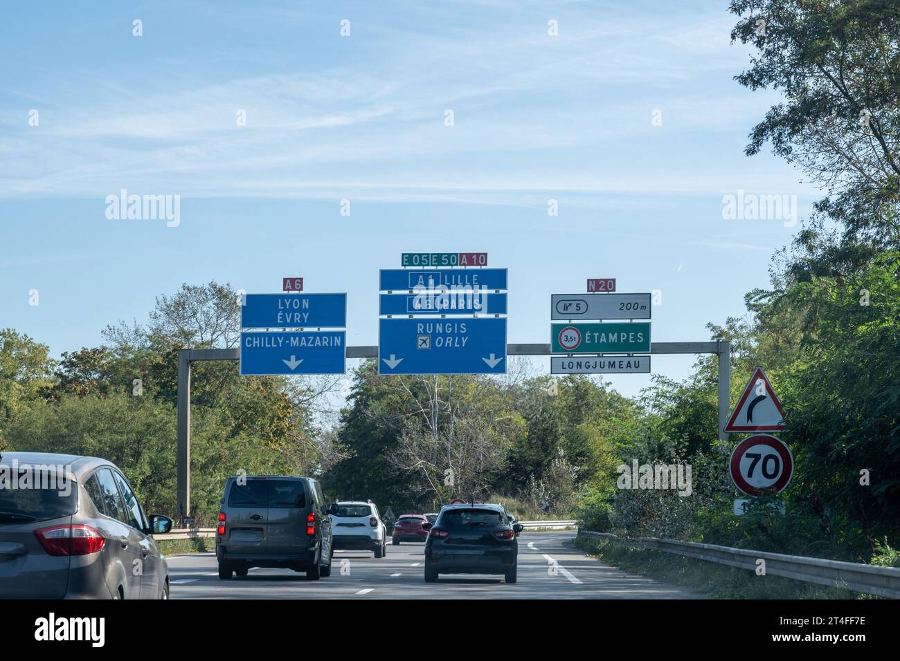 Highway road signs Paris, driving in heavy traffic on ring road of ...