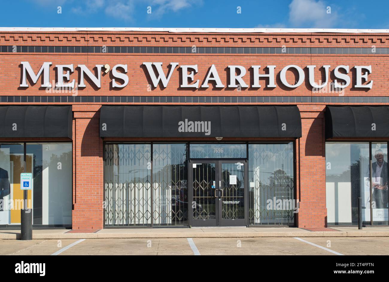 Mens clothing store exterior hi-res stock photography and images - Alamy