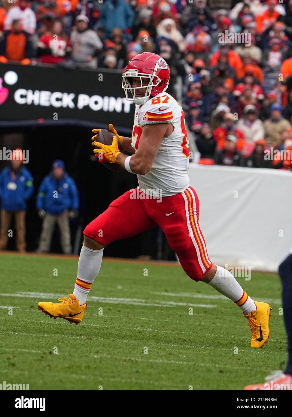 Kansas City Chiefs tight end Travis Kelce (87) catches the ball against ...
