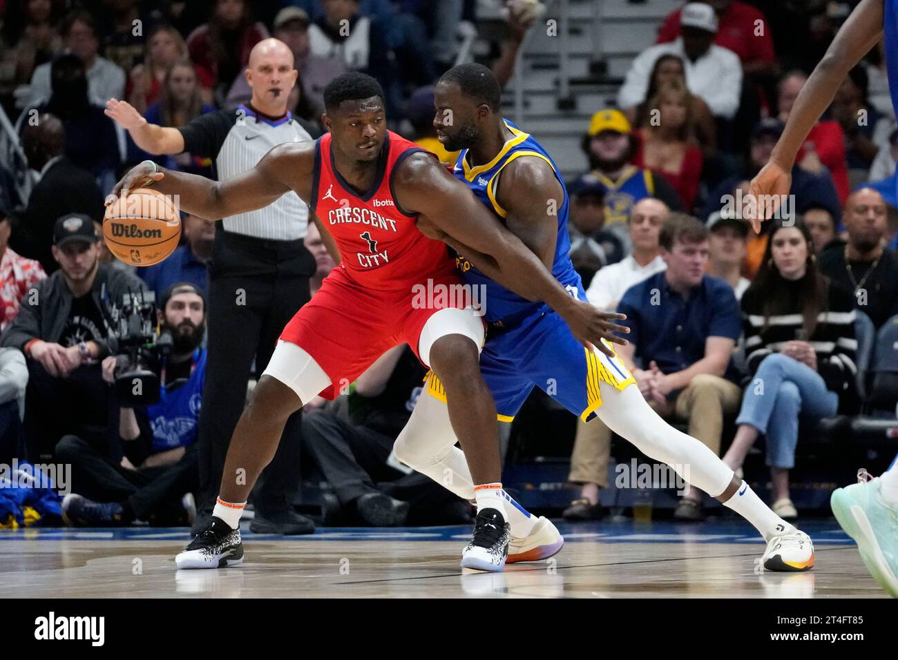 New Orleans Pelicans forward Zion Williamson (1) drives to the basket ...
