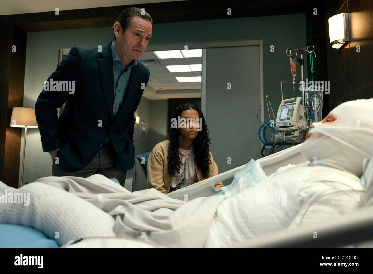 THE FALL OF THE HOUSE OF USHER, from left: Henry Thomas, Kyliegh Curran ...