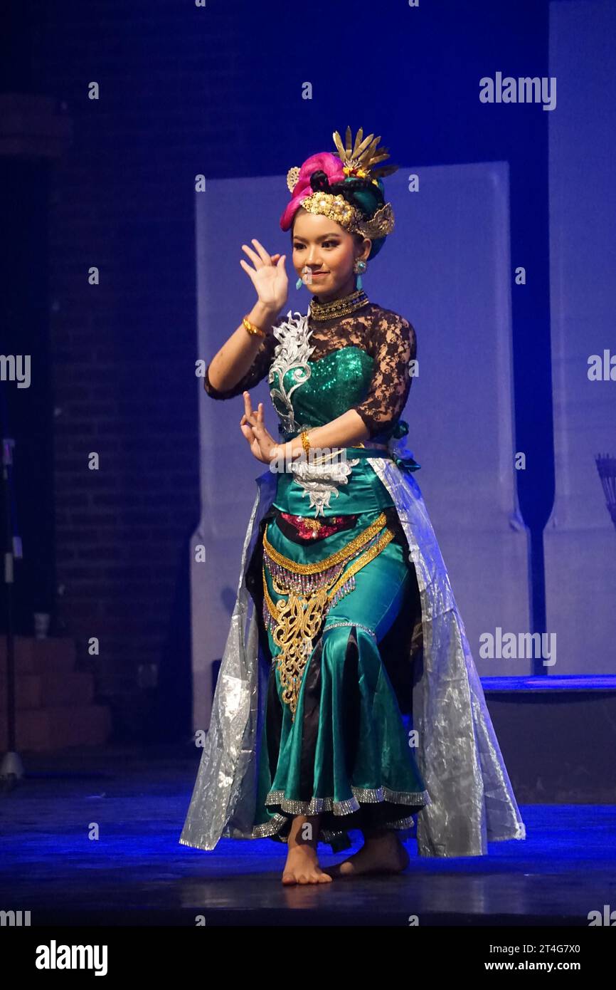 Tari mubeng blitar hi-res stock photography and images - Alamy