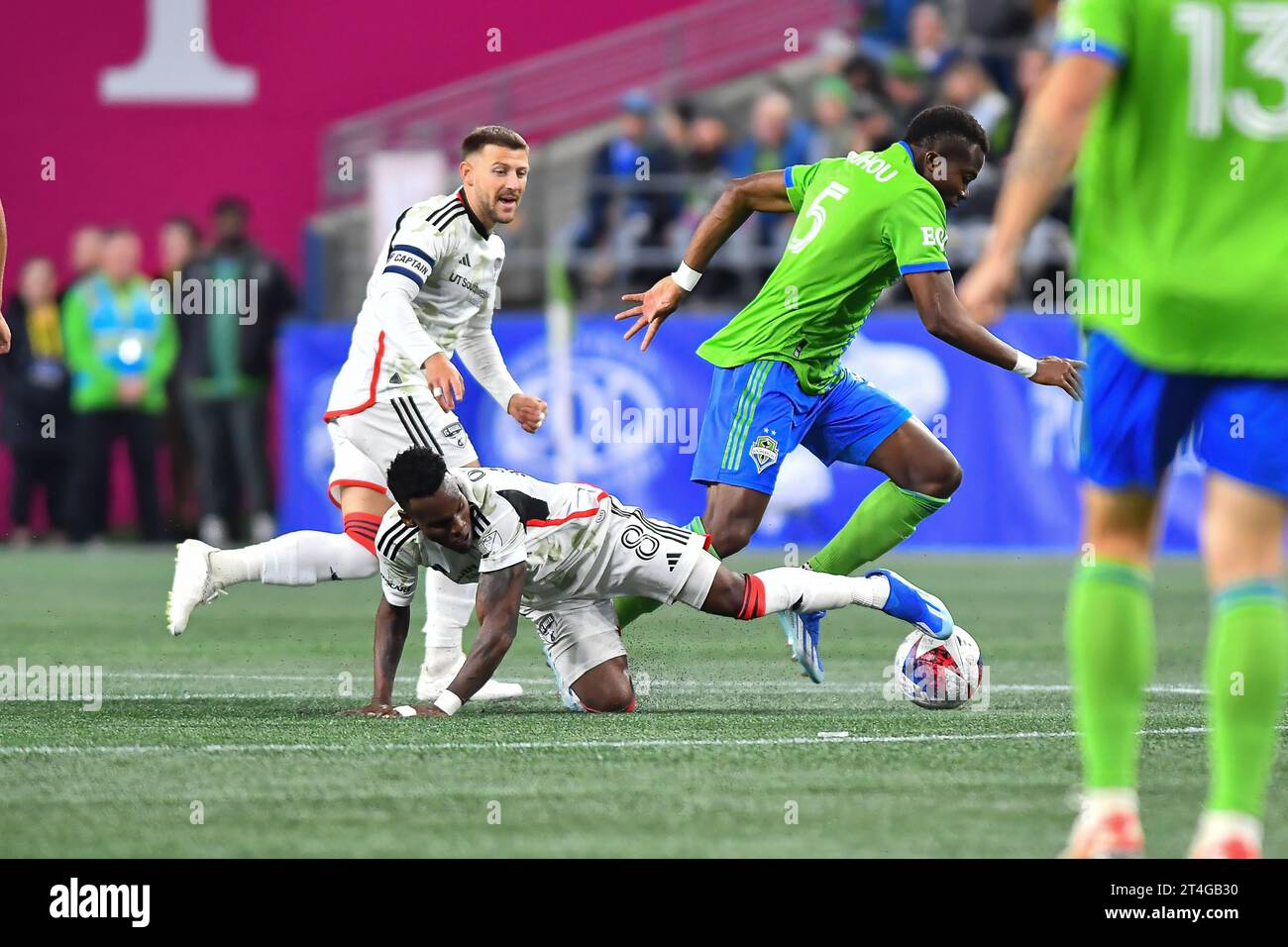 Seattle, WA, USA. 30th Oct, 2023. FC Dallas forward JÃ¡der Obrian (8 ...