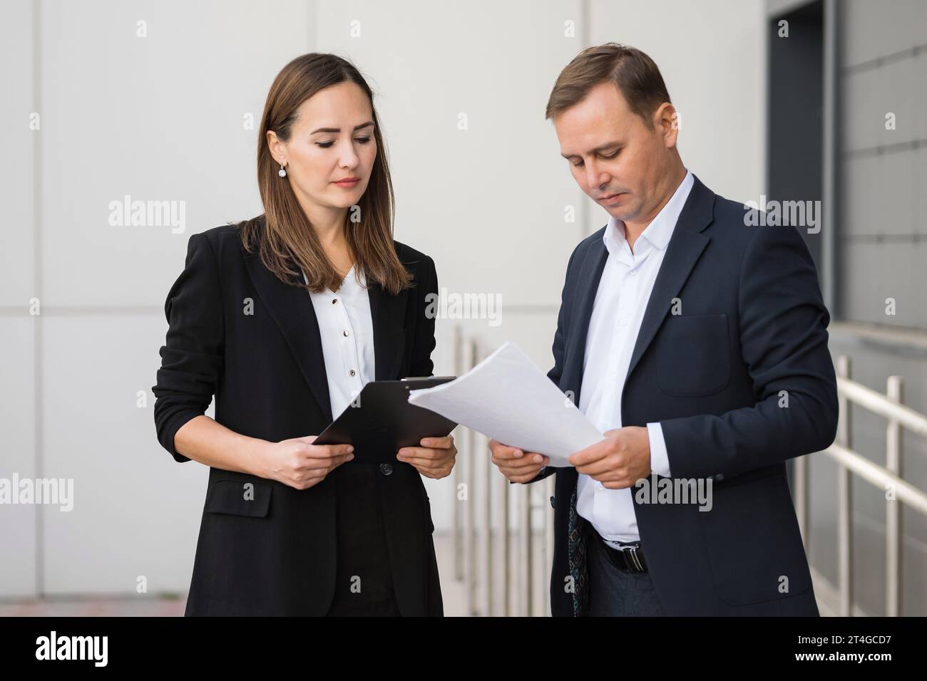 Discuss businessperson hi-res stock photography and images - Alamy