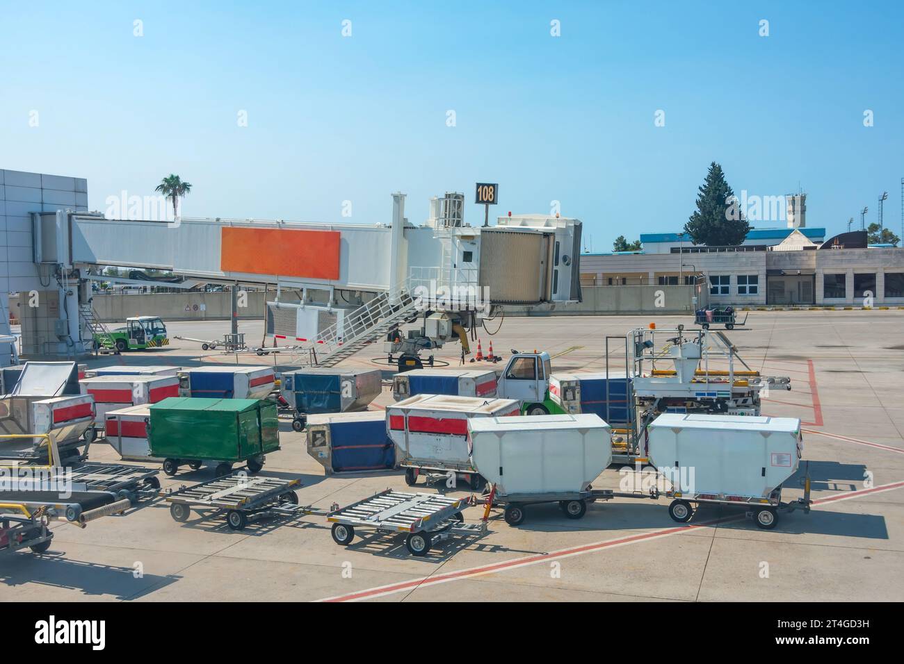 Boxes for transporting cargo in the luggage compartments of aircraft ...