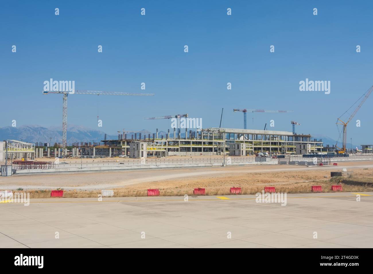 Construction of a new airport terminal building, view of cranes ...
