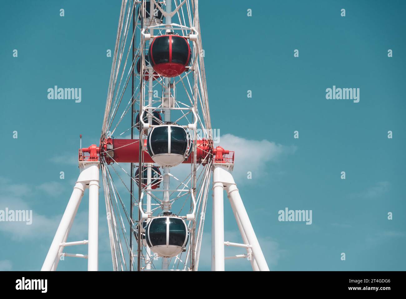 Side view ferris wheel red hi-res stock photography and images - Alamy