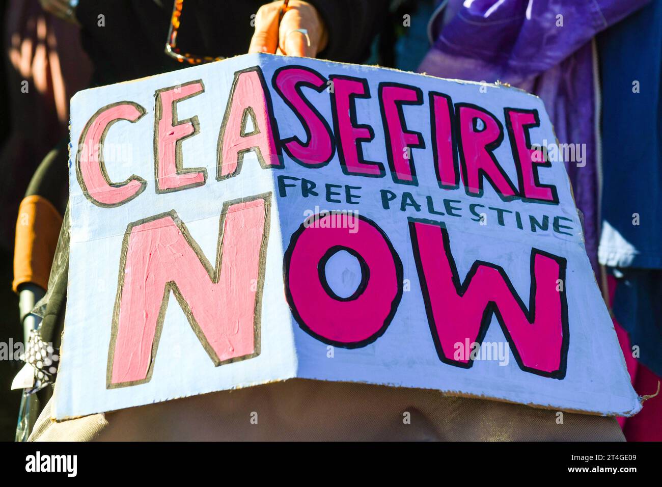 Ceasefire now placard hi-res stock photography and images - Alamy