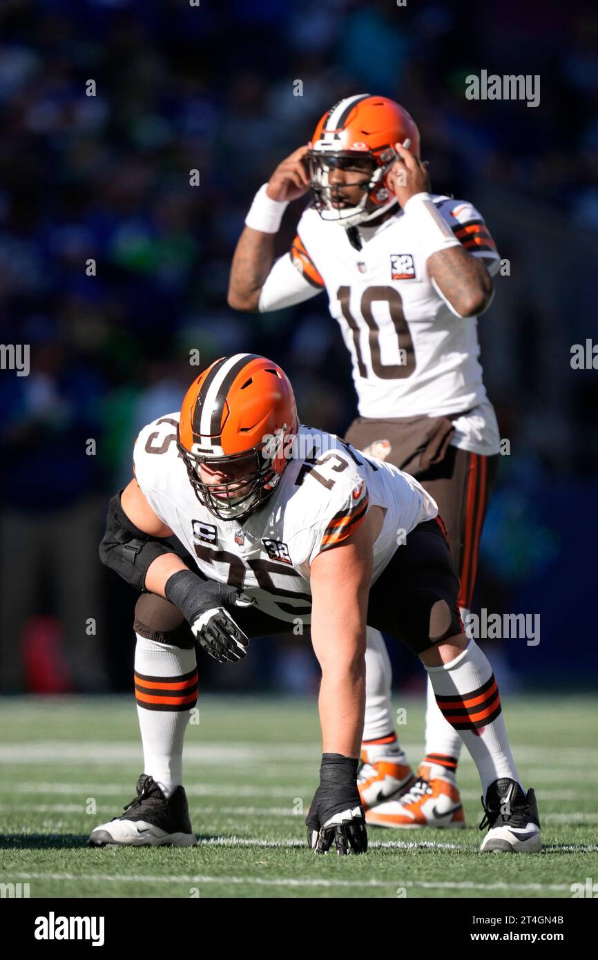 Cleveland Browns guard Joel Bitonio (75) gets set during an NFL ...