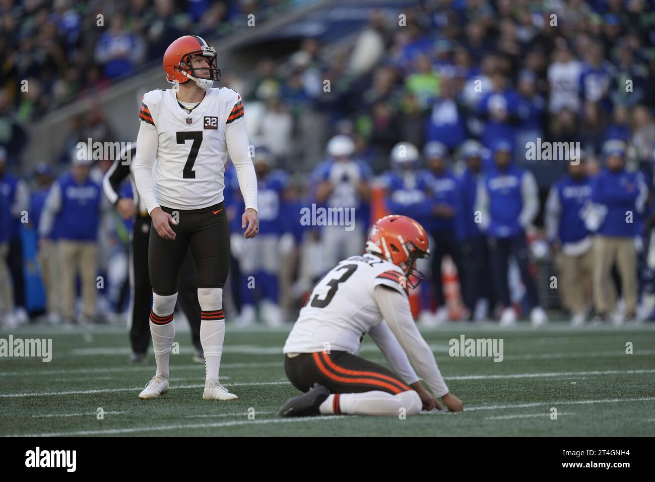 Cleveland Browns place-kicker Dustin Hopkins (7) gets ready to kick a ...