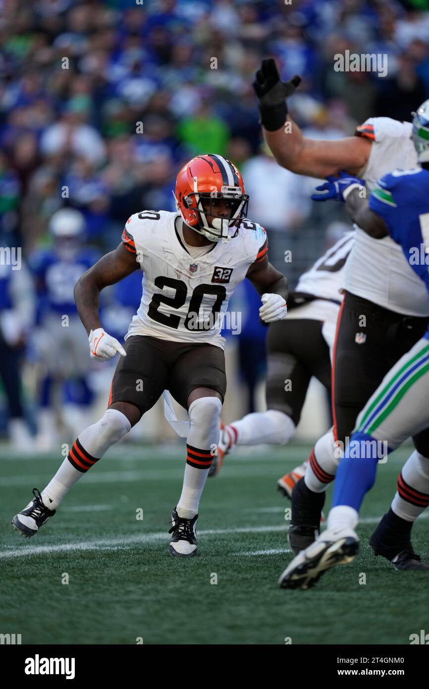 Cleveland Browns running back Pierre Strong Jr. (20) looks to block ...