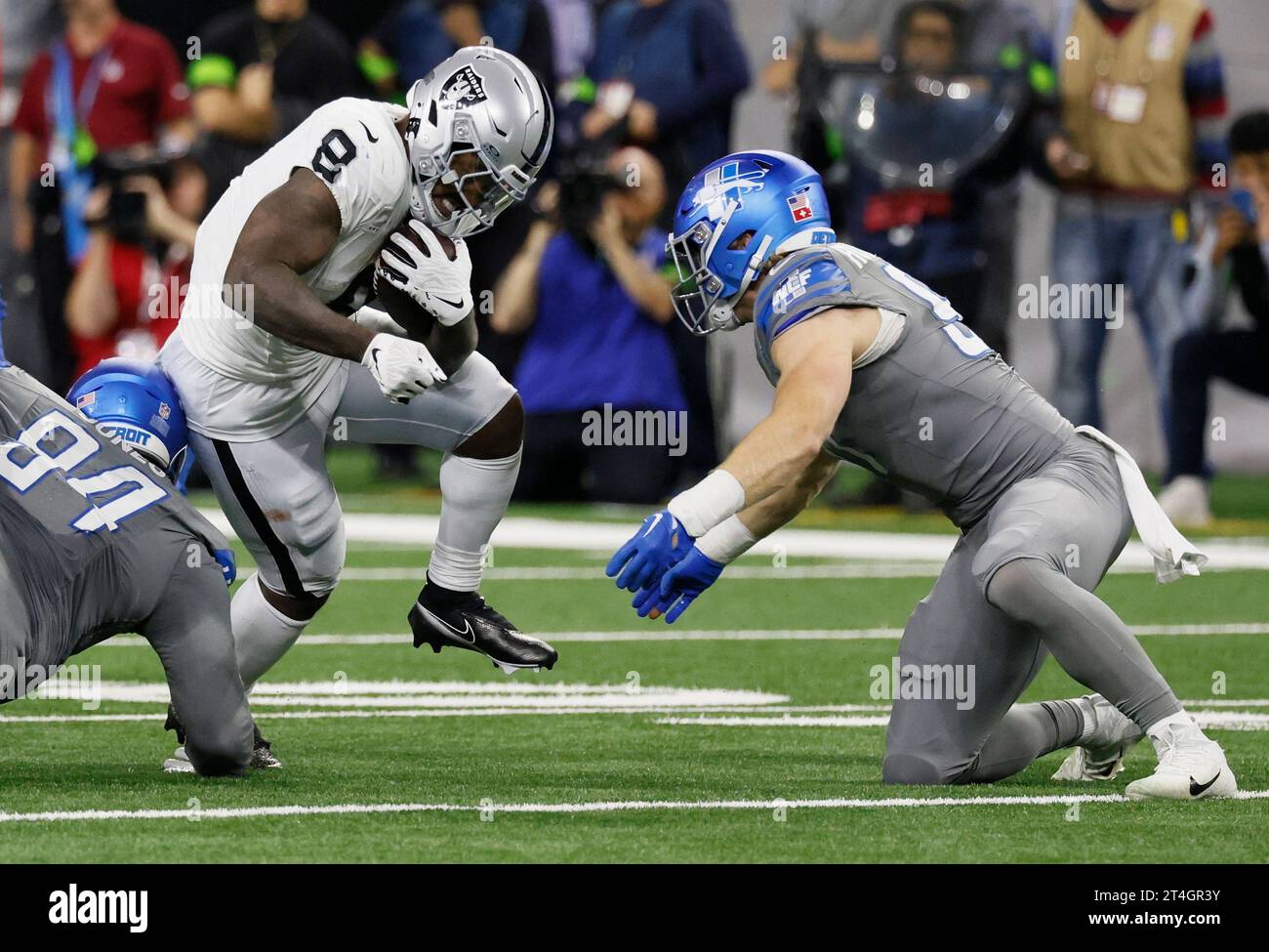 Las Vegas Raiders running back Josh Jacobs (8) carries the ball against ...