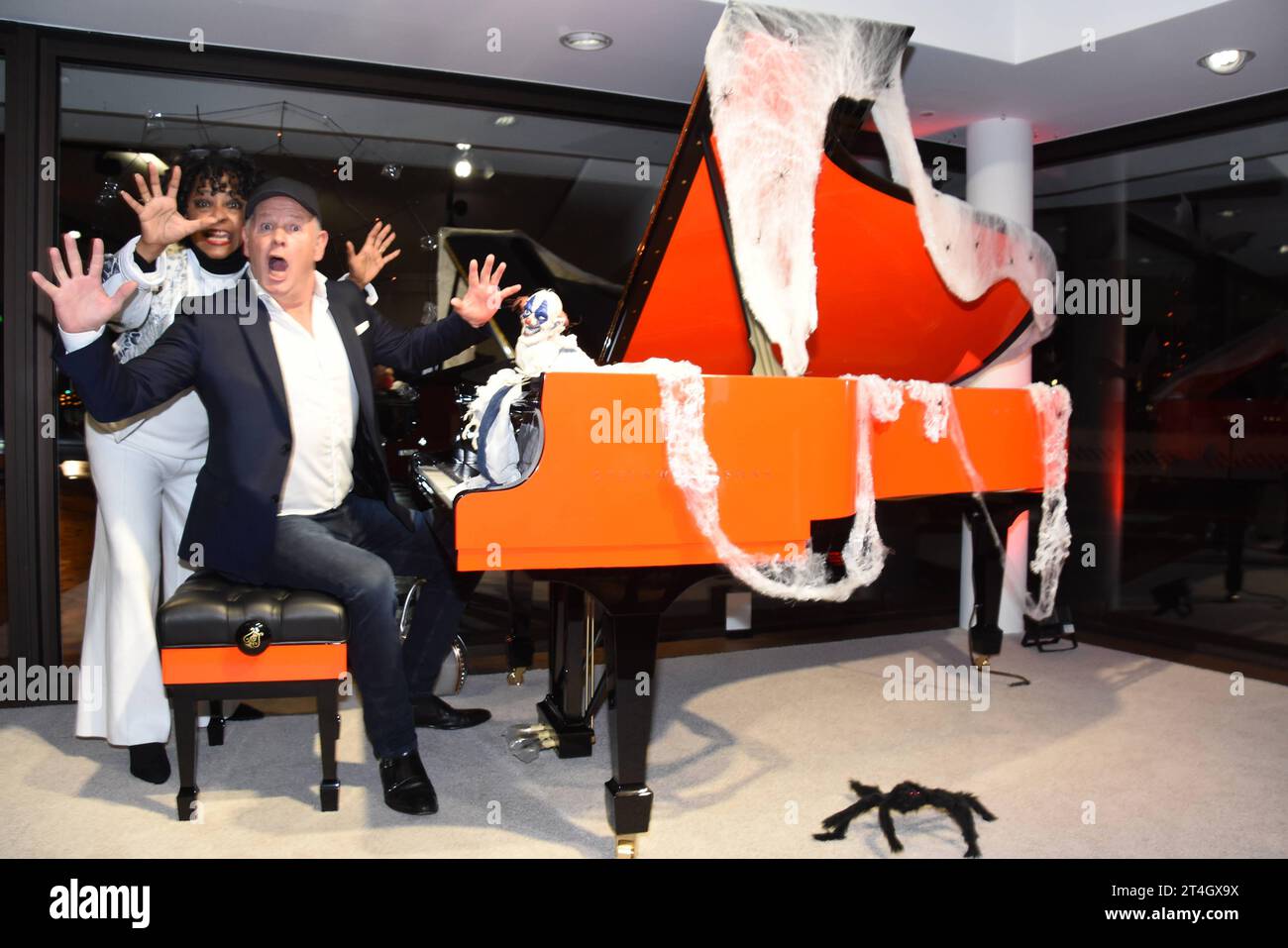 Joan Orleans Saengerin Charlie Glass Pianist Kompomist Muenchen 30.10. ...