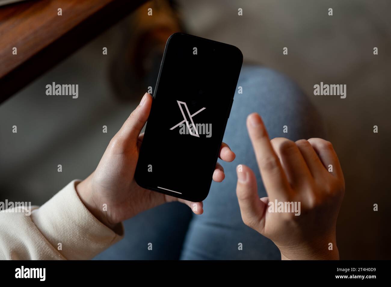 X social media platform logo hi-res stock photography and images - Alamy