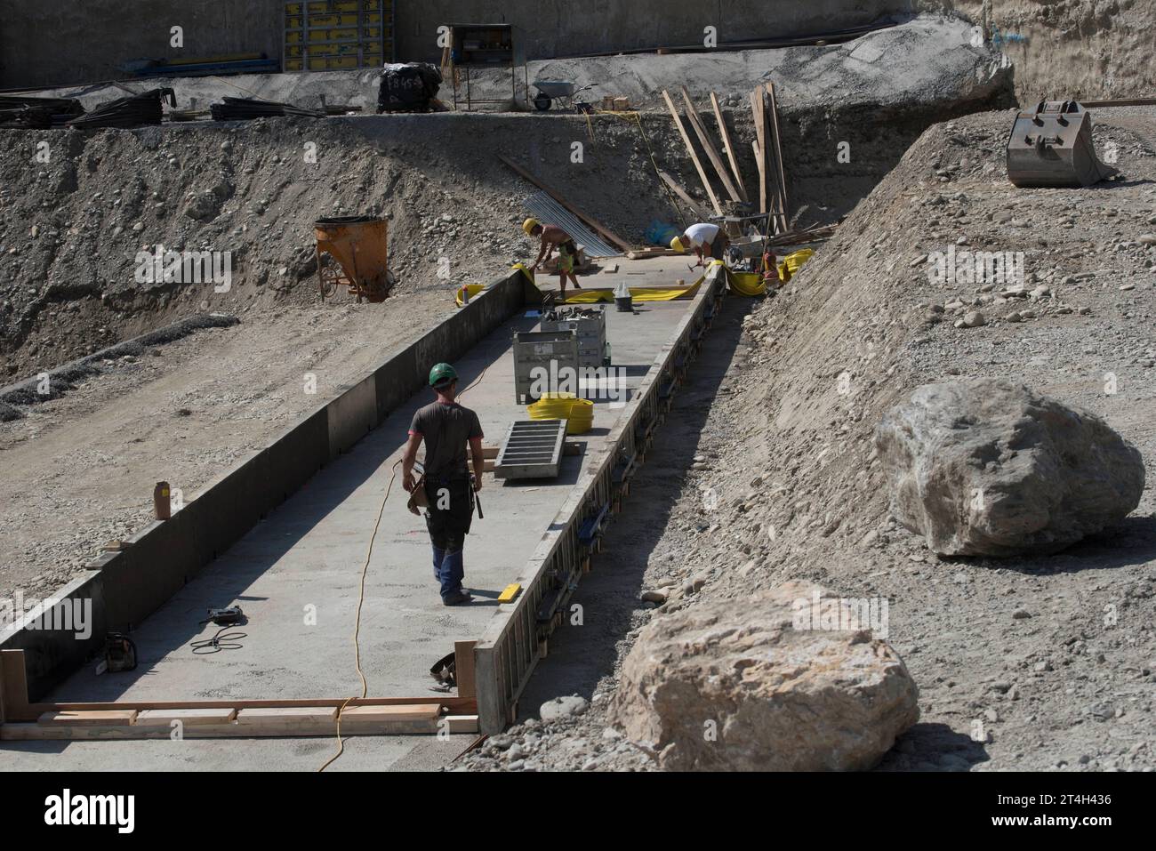 Construction Worker At A Building Site, Employee In Construction ...